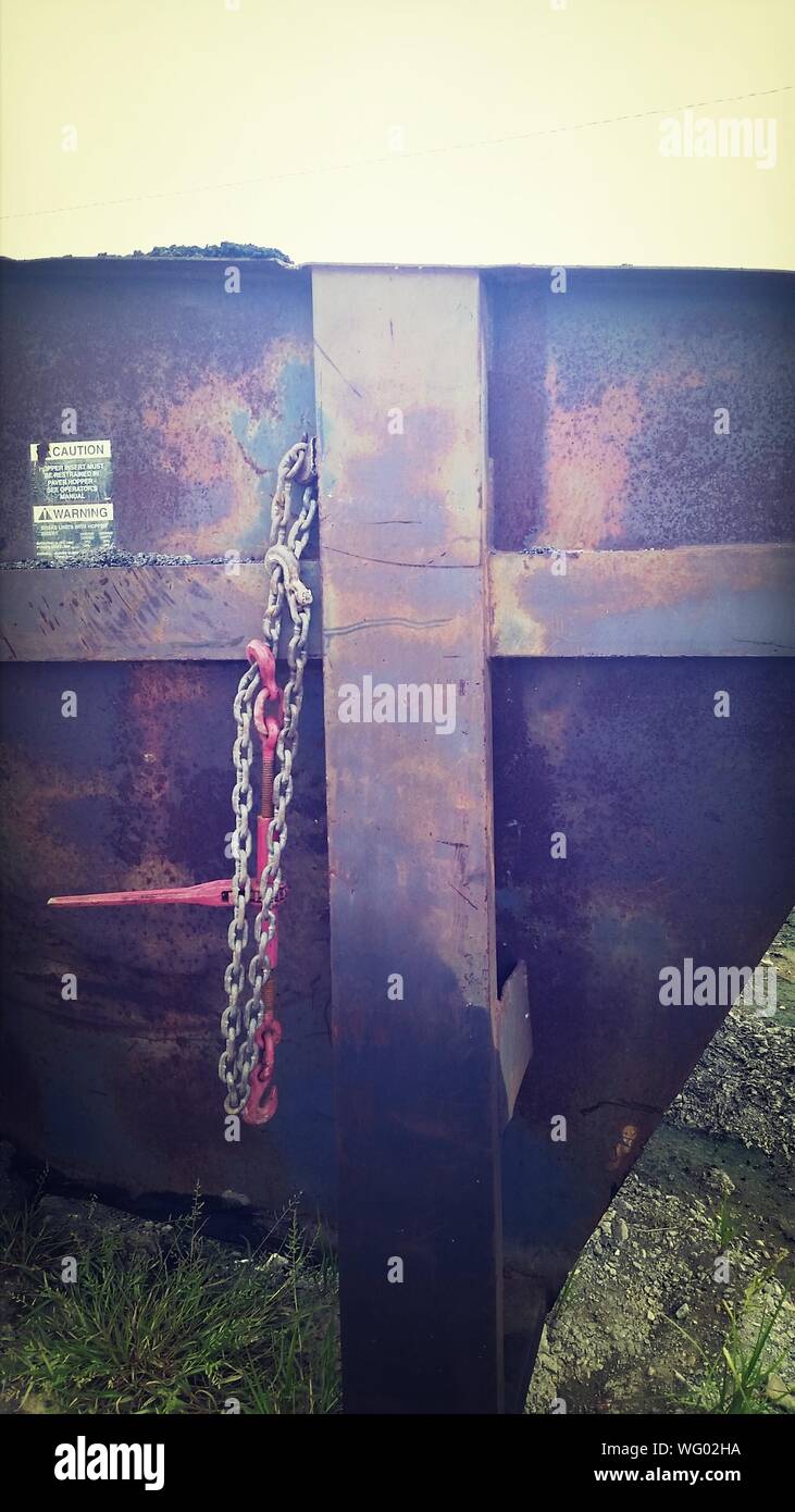 Old rusty hanging chain wall hi-res stock photography and images - Alamy