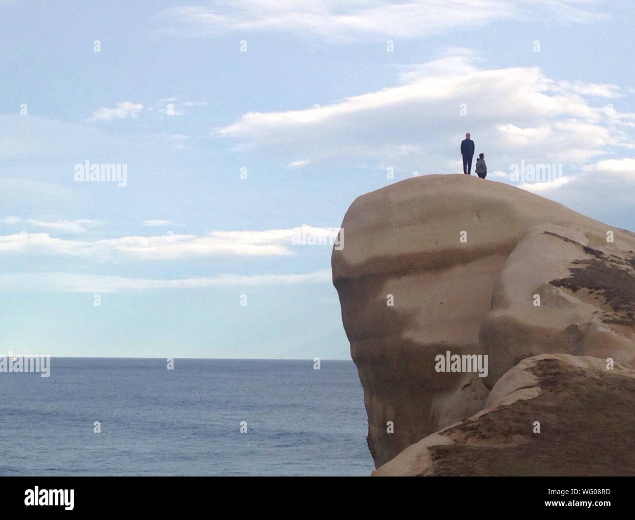 Two people standing on cliff hi-res stock photography and images - Alamy