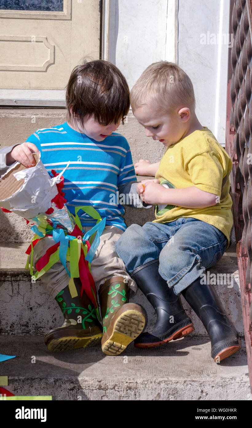 Children outside house hi-res stock photography and images - Alamy