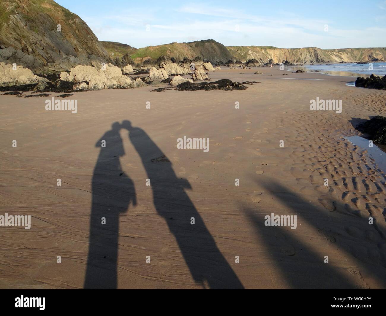 Kissing in the shadow hi-res stock photography and images - Alamy