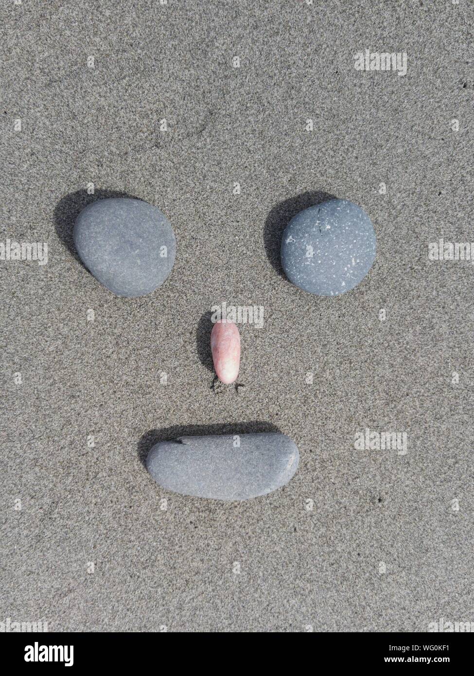 Face made on sand beach hi-res stock photography and images - Alamy