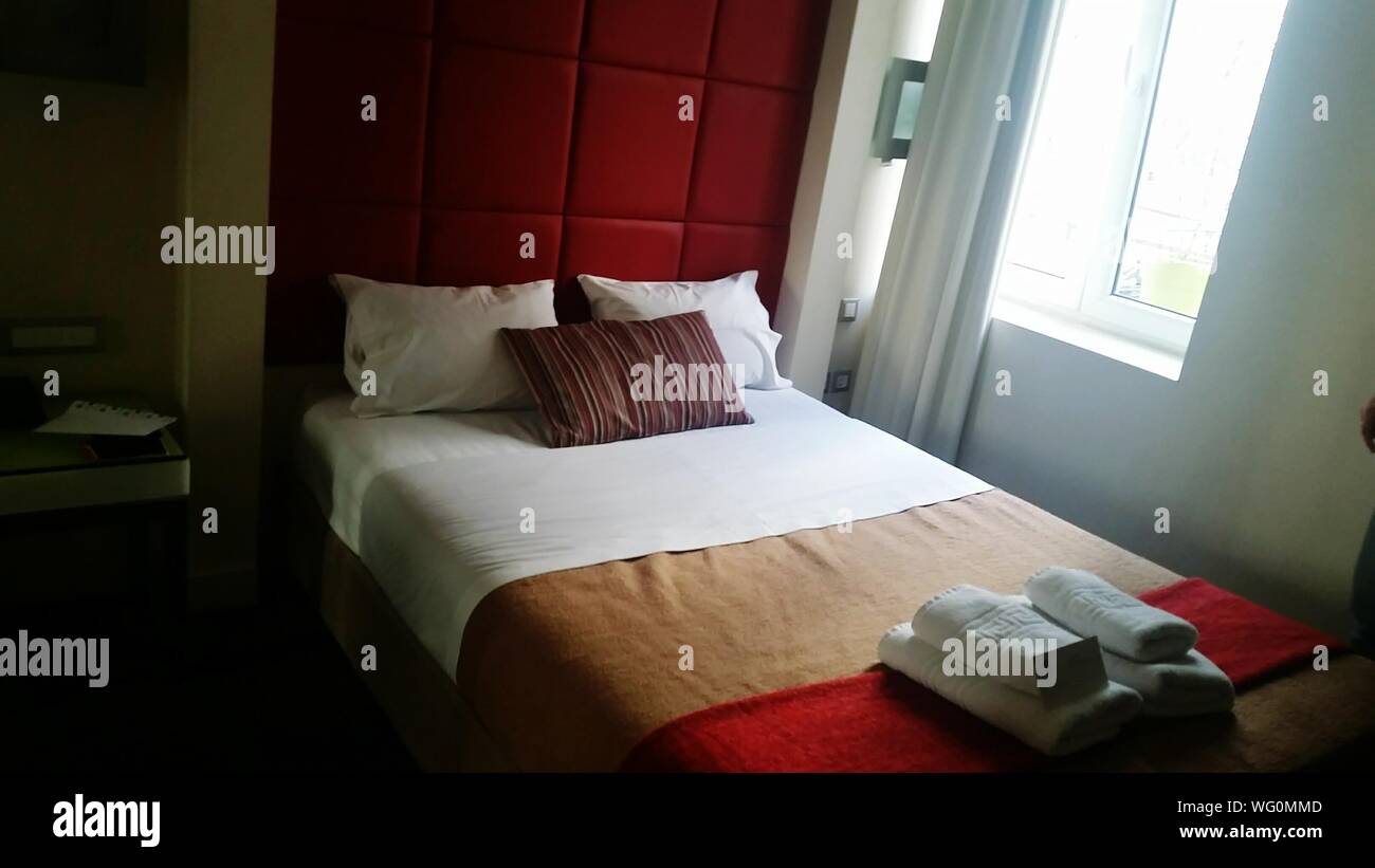 Empty bed hi-res stock photography and images - Alamy