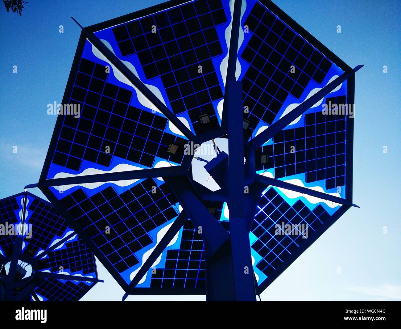 Round antenna hi-res stock photography and images - Alamy