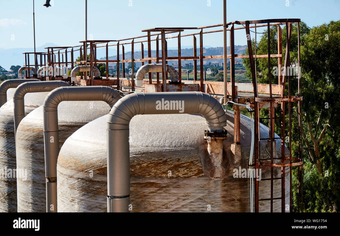 Rusty silo hi-res stock photography and images - Alamy