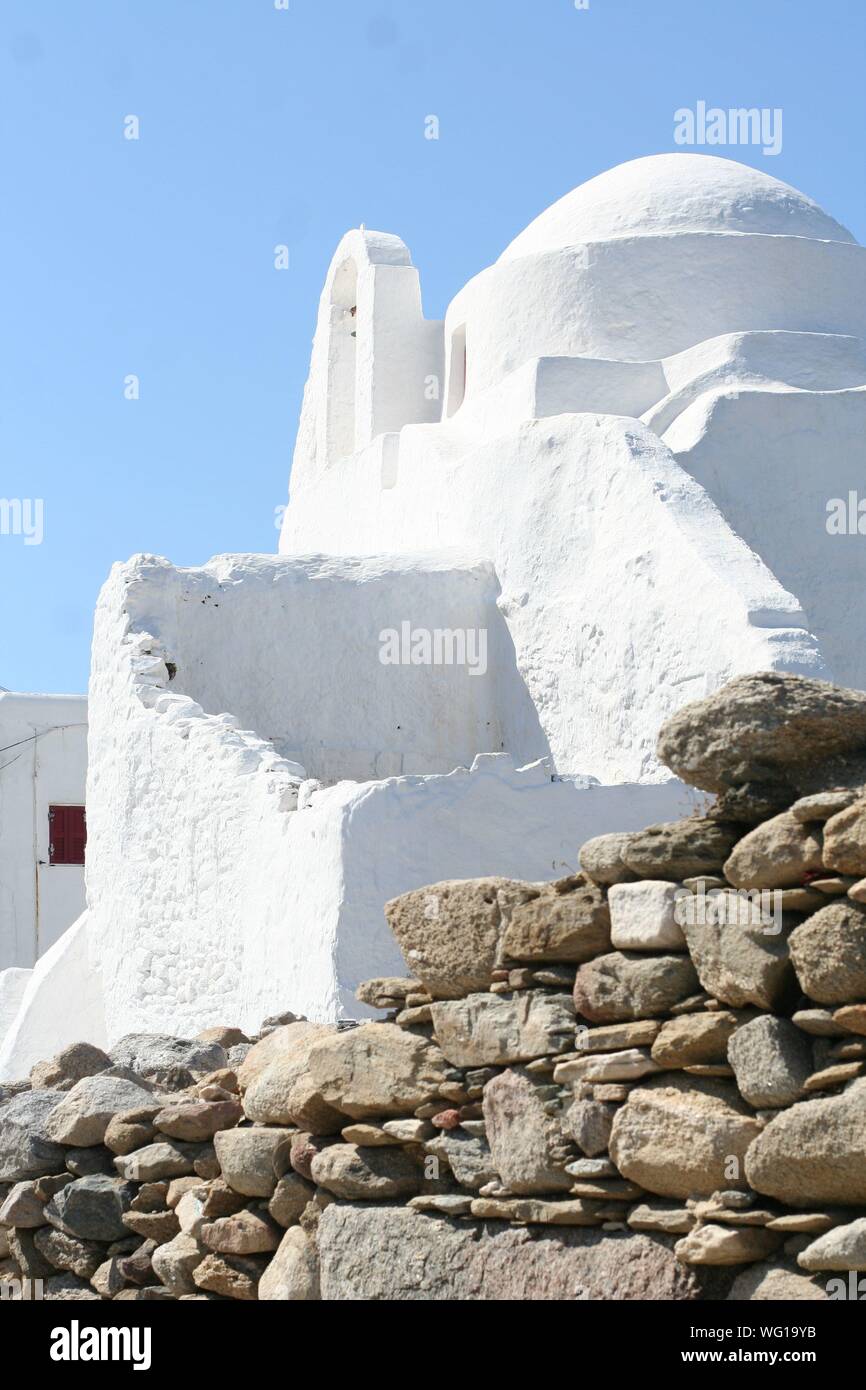 White whitewashed building hi-res stock photography and images - Alamy