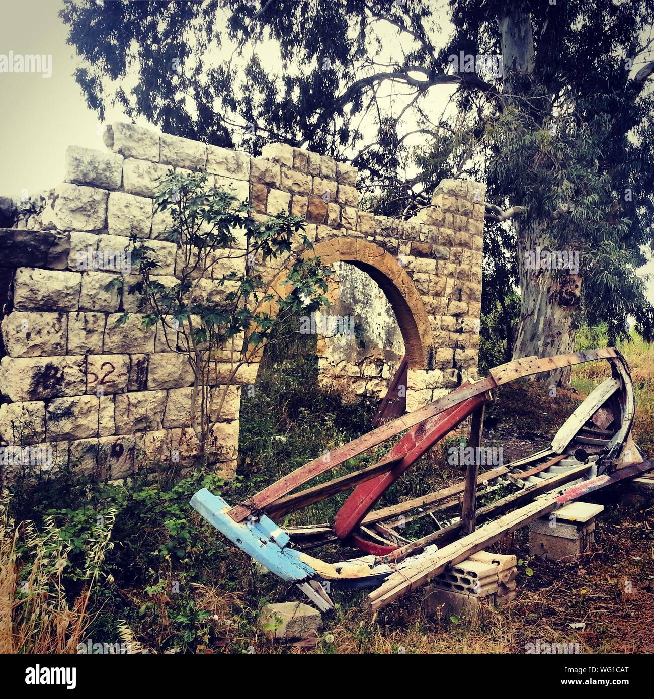 Ruined stone wall hi-res stock photography and images - Alamy