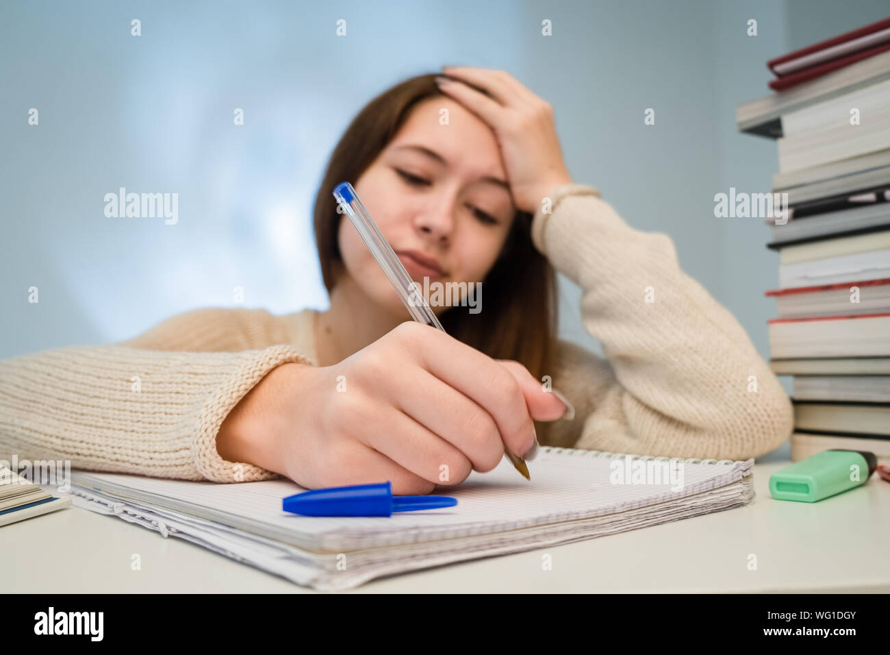 Teenage girl writing hi-res stock photography and images - Alamy