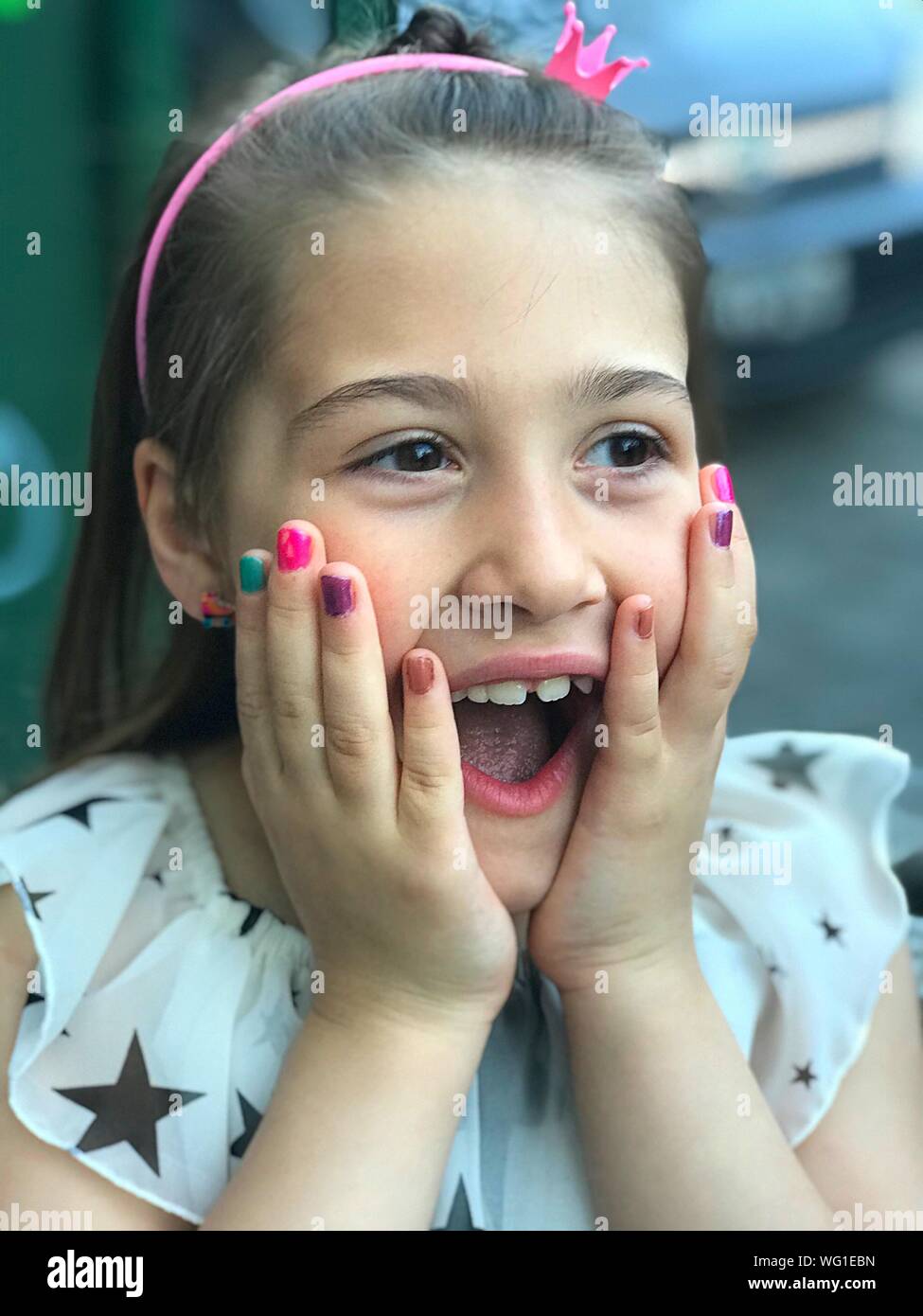 Girls looking shocked hi-res stock photography and images - Alamy