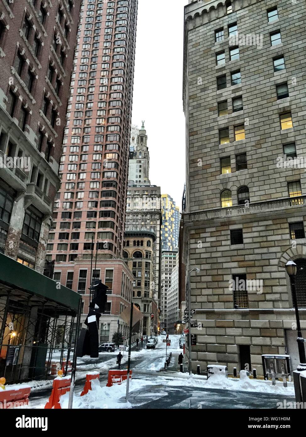 Snow covered cities hi-res stock photography and images - Alamy