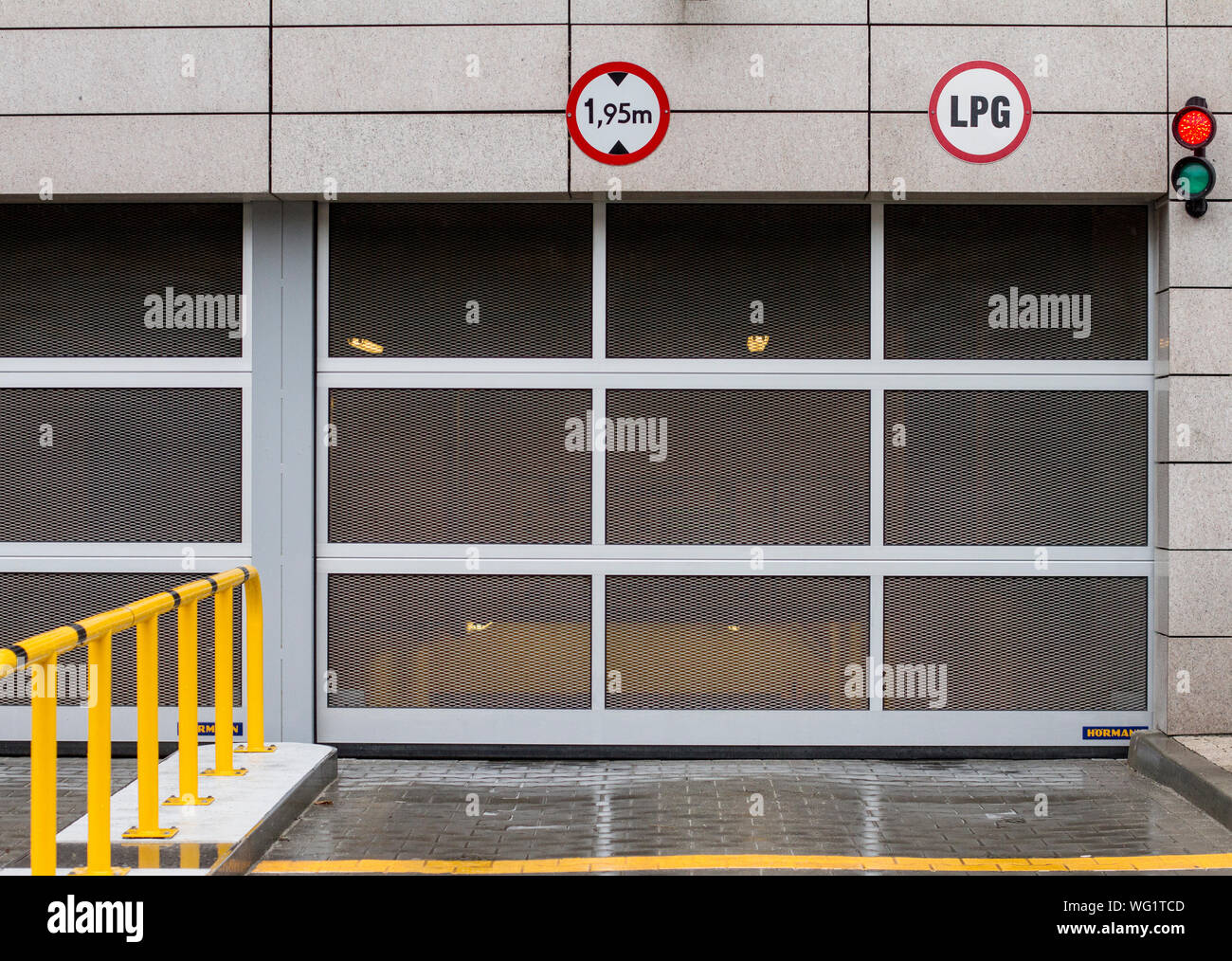 Garage Closed Sign High Resolution Stock Photography and Images - Alamy