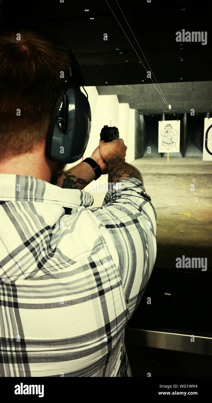 Man shooting target gun hi-res stock photography and images - Alamy