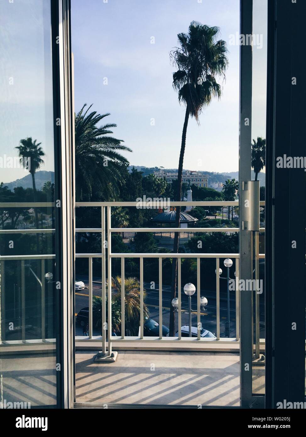 Palm trees building hi-res stock photography and images - Alamy