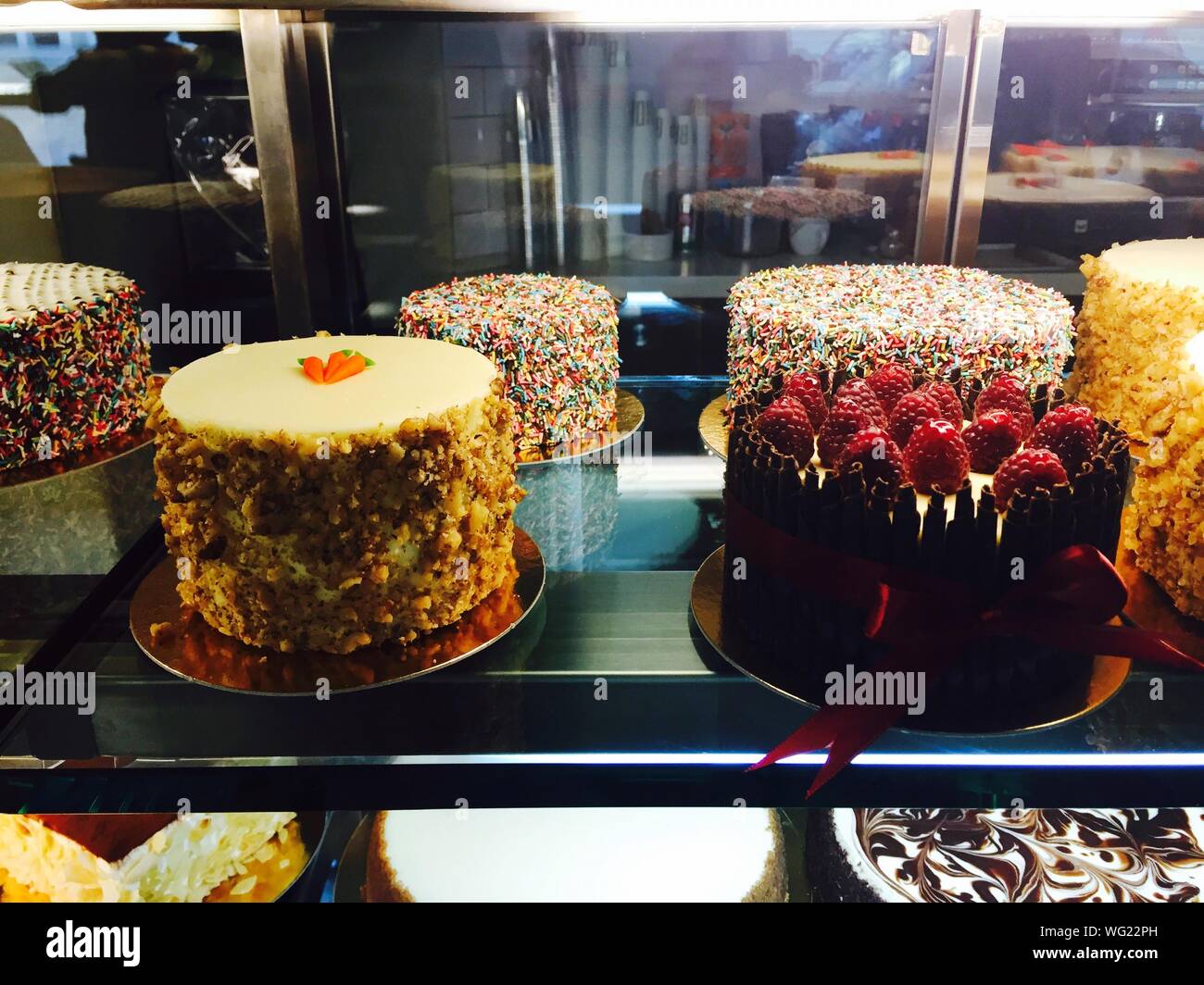 Cakes display hi-res stock photography and images - Alamy