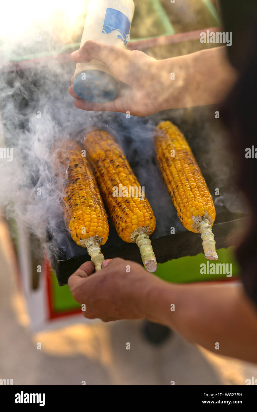 Man eating corn on the cob hi-res stock photography and images - Alamy