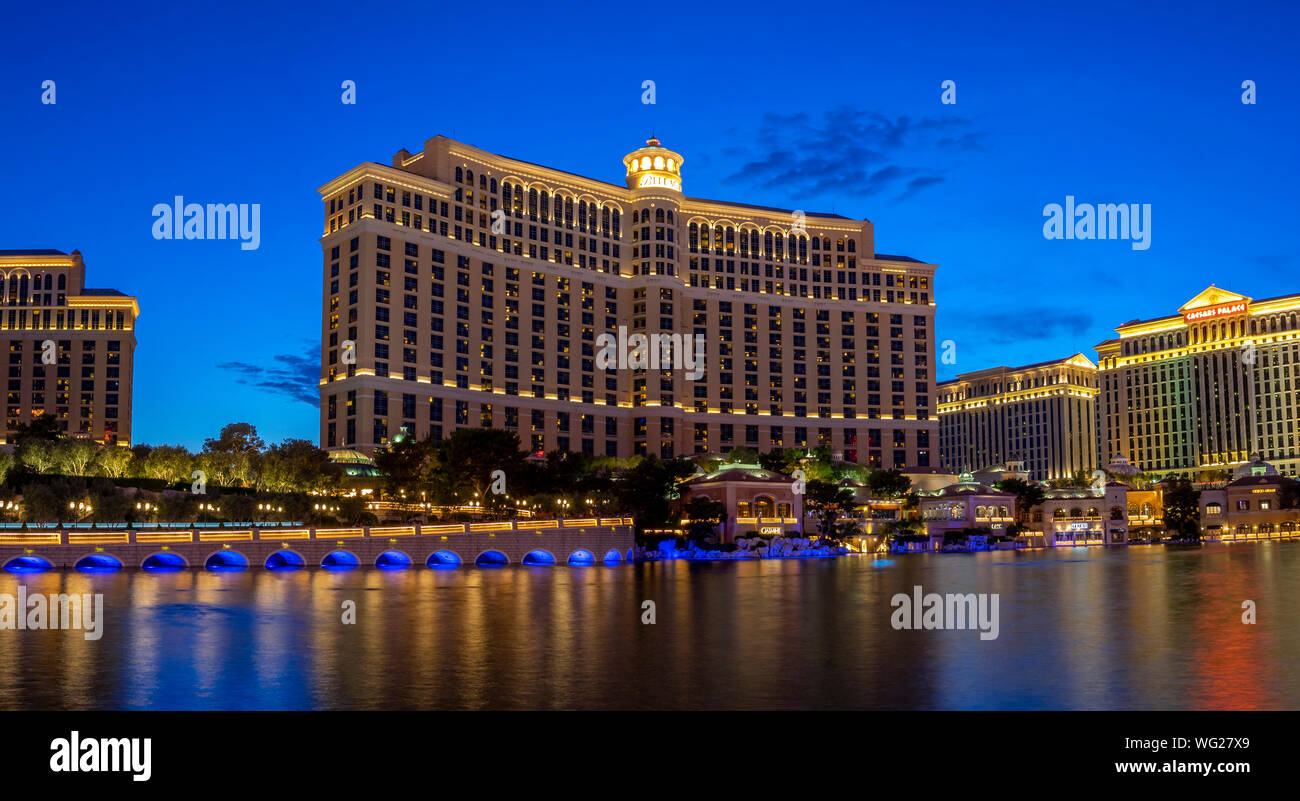 The Fountains of Bellagio Resort and Casino at dusk. The fountains of ...