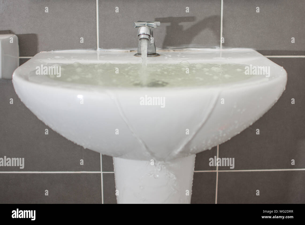 Overflowing sink hi-res stock photography and images - Alamy