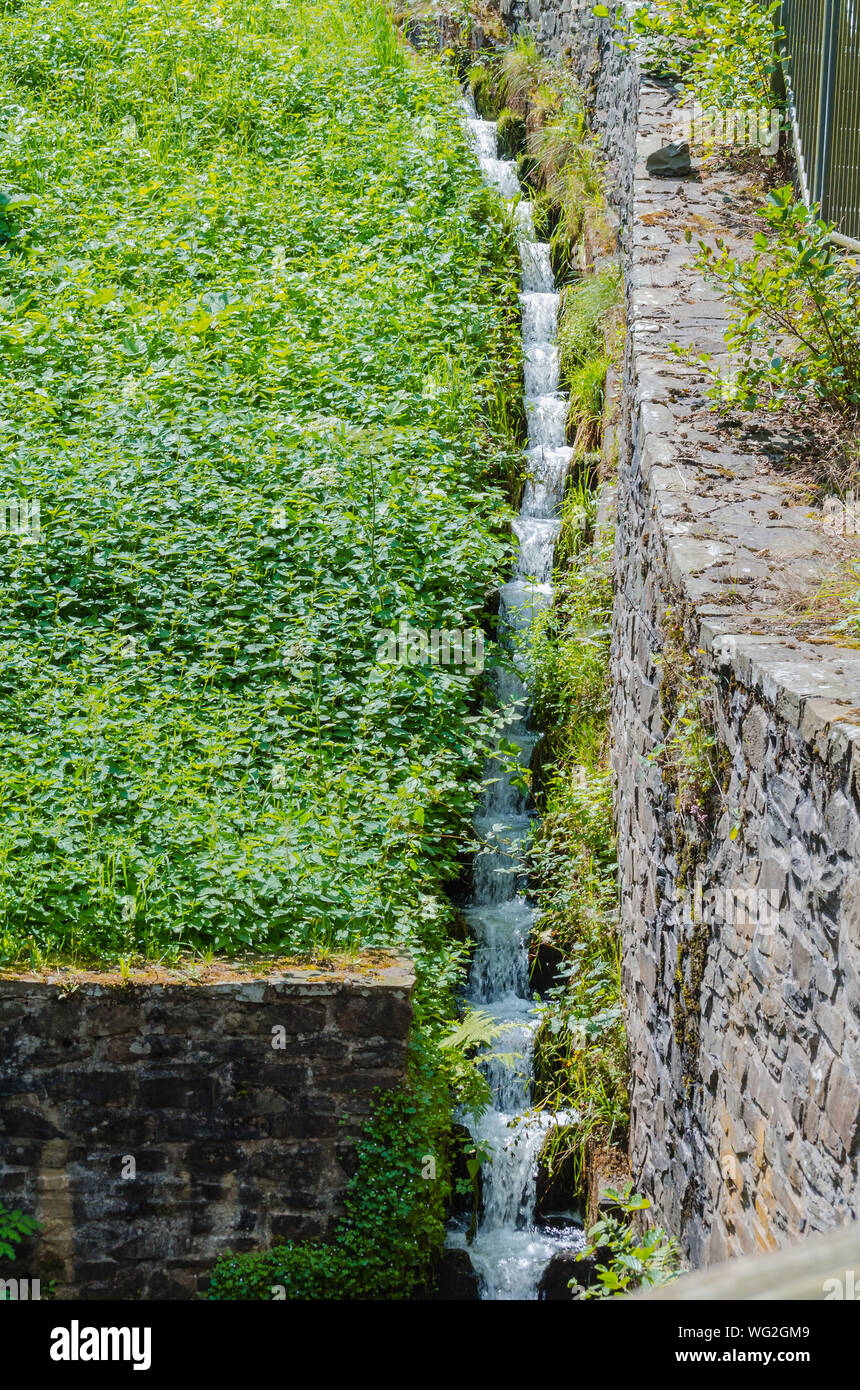 Water falling stone hi-res stock photography and images - Alamy