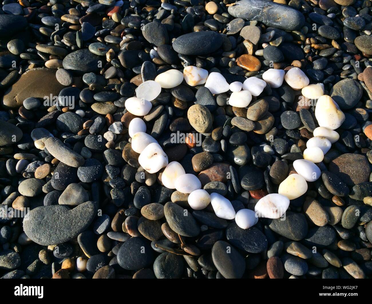White pebble heart hi-res stock photography and images - Alamy