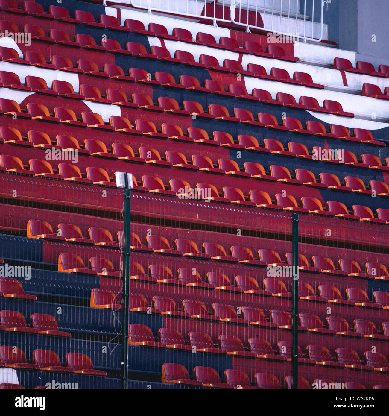 Full bleachers hi-res stock photography and images - Alamy