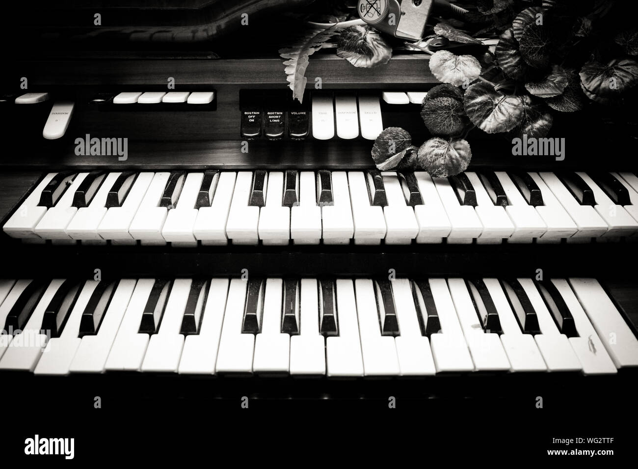 Vintage piano hi-res stock photography and images - Alamy
