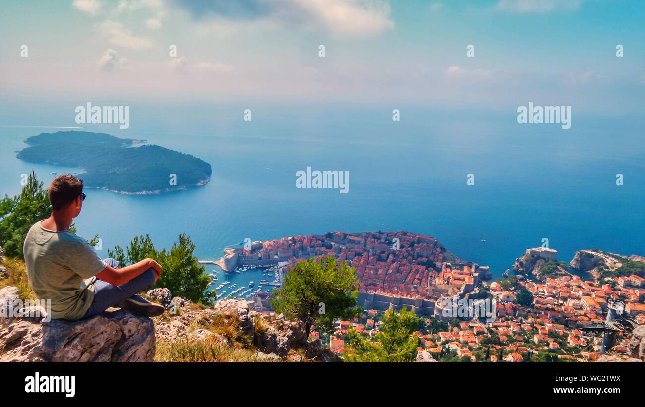 People looking over city hi-res stock photography and images - Alamy