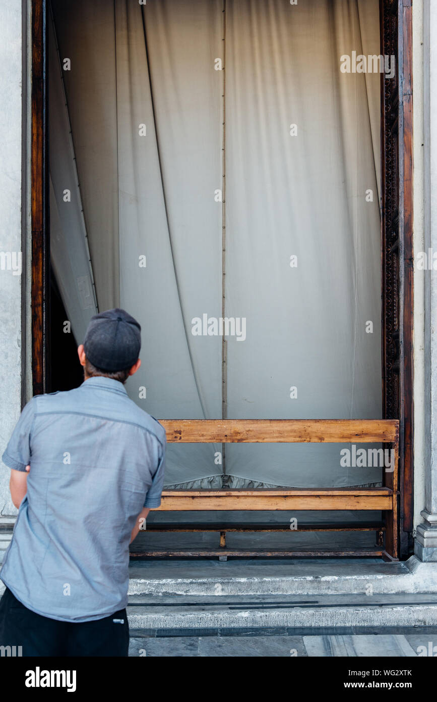 Man peeking window hi-res stock photography and images - Alamy
