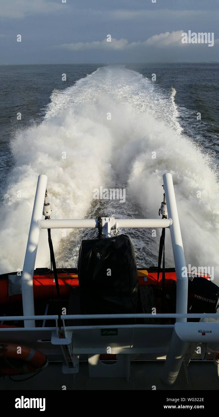 Water wake hi-res stock photography and images - Alamy