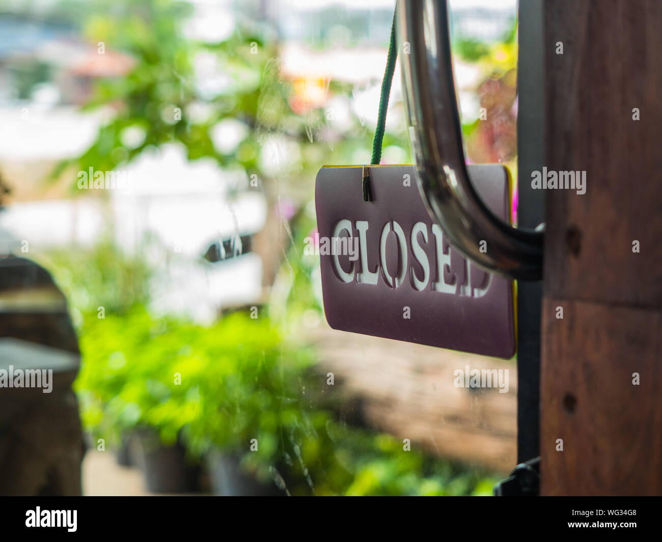 Closed sign board hanging on glass door Stock Photo - Alamy