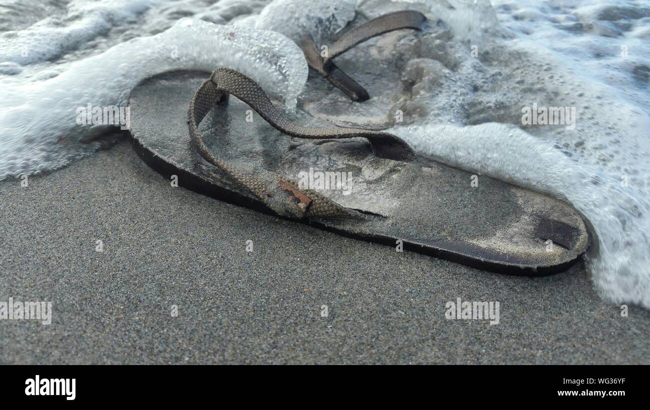 Abandoned flip flop hi-res stock photography and images - Alamy