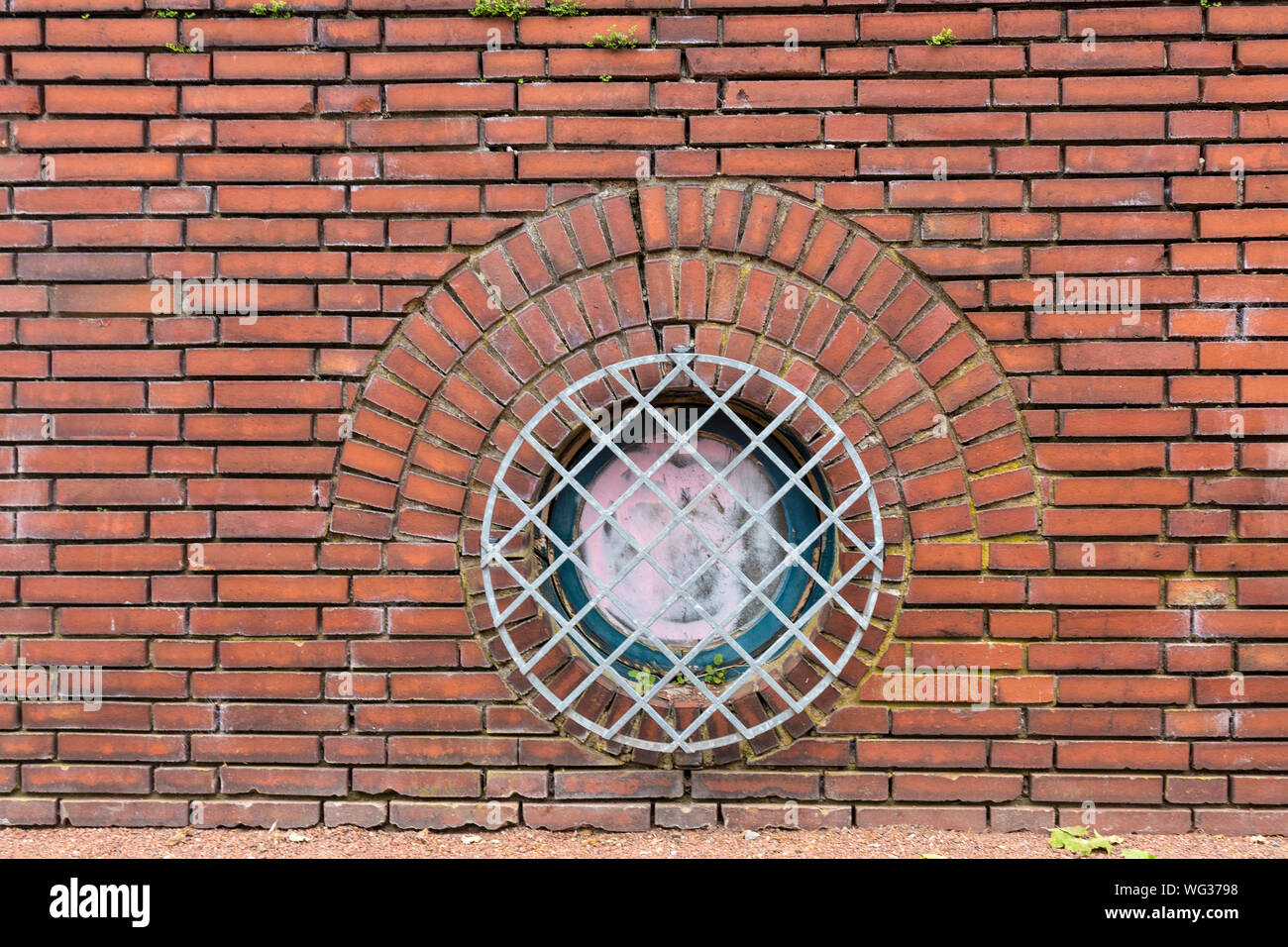Brick grate hi-res stock photography and images - Alamy