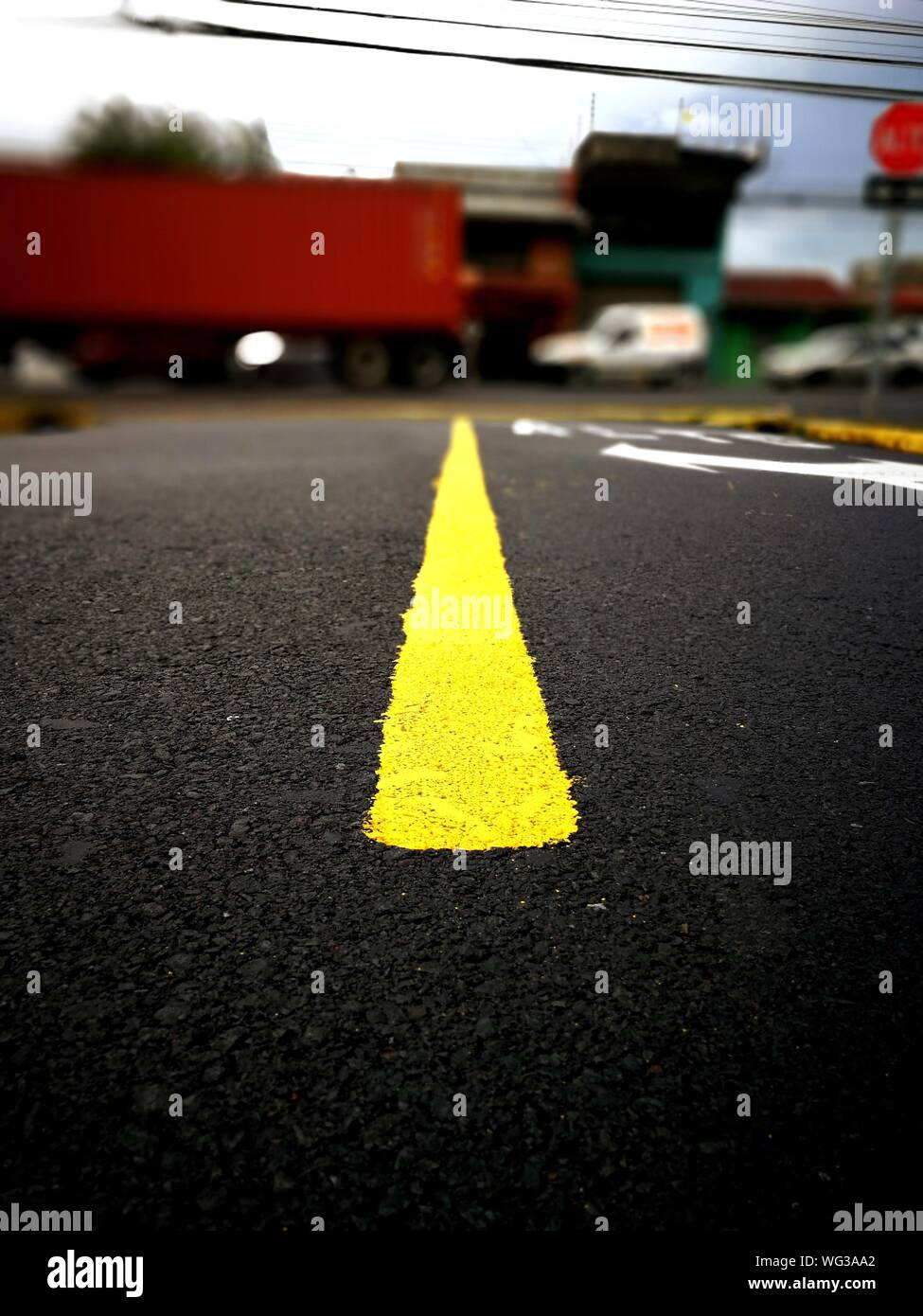 Yellow road marking hi-res stock photography and images - Alamy