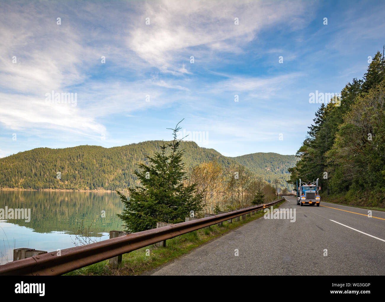 Lakeside road hi-res stock photography and images - Alamy
