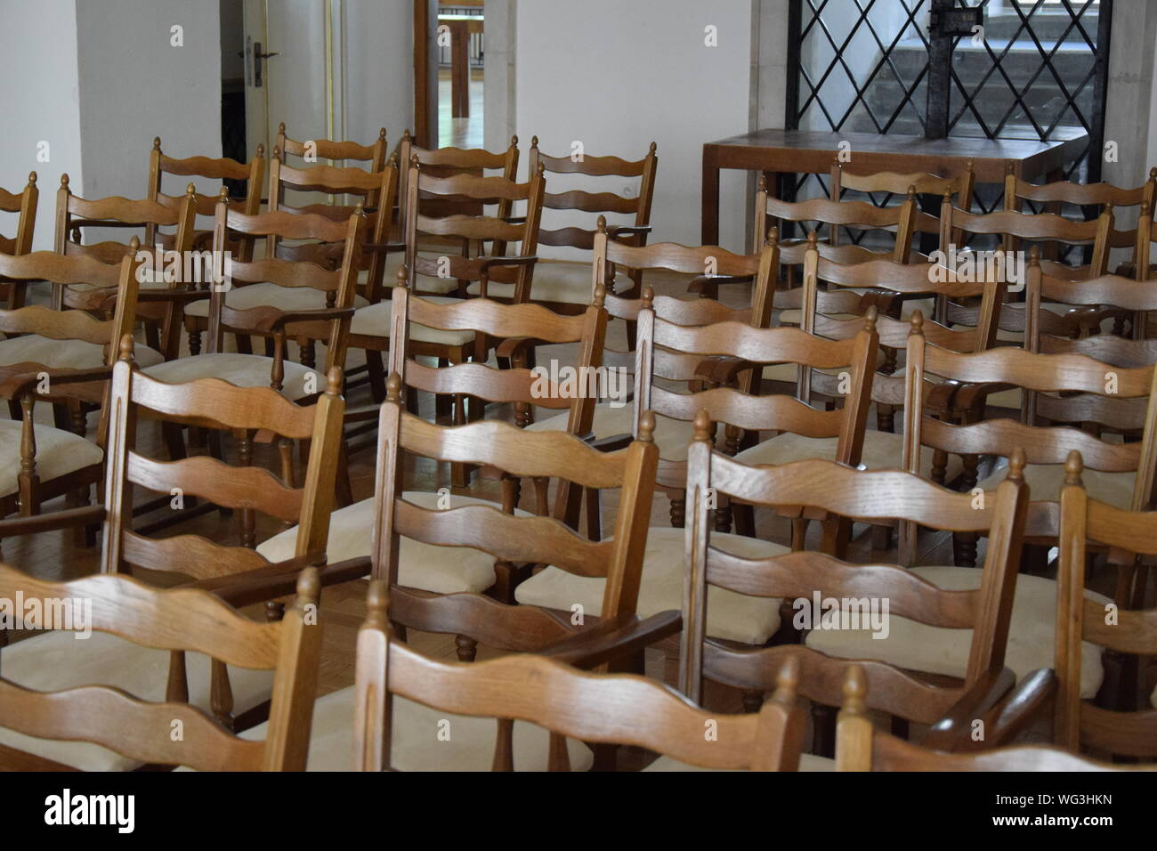 Empty wooden chairs hi-res stock photography and images - Alamy