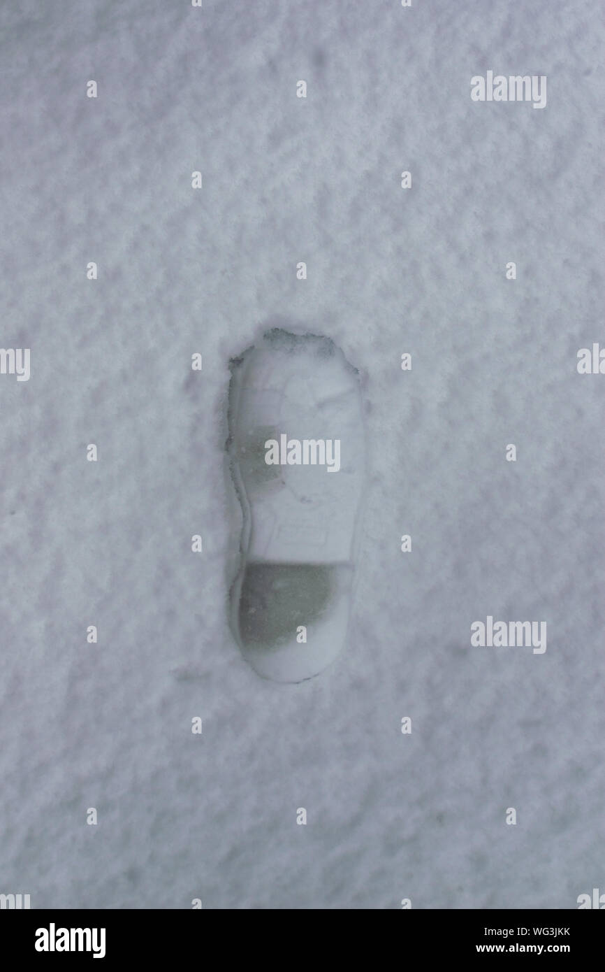 Single boot print in a blanket of white untouched snow Stock Photo - Alamy