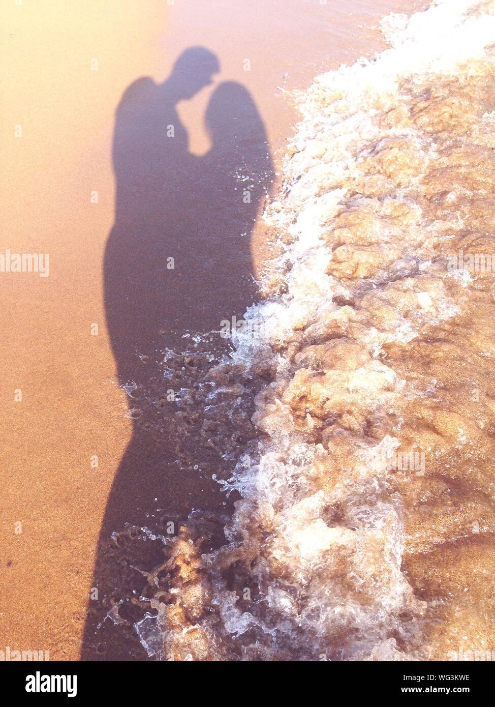 Couple shadow beach hi-res stock photography and images - Alamy