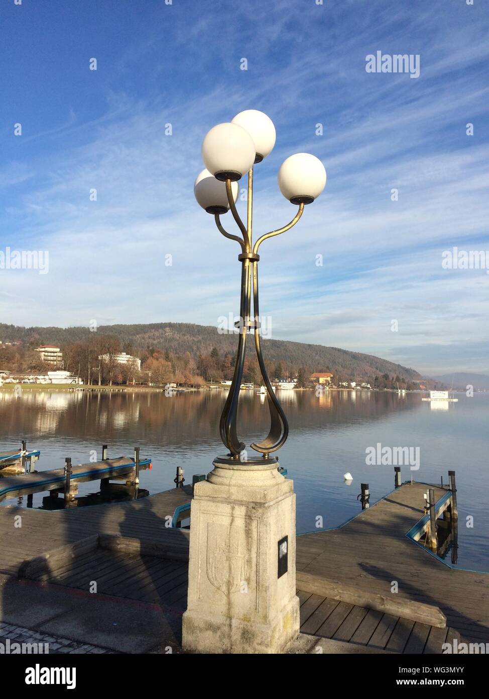 Lamp post lake hi-res stock photography and images - Alamy