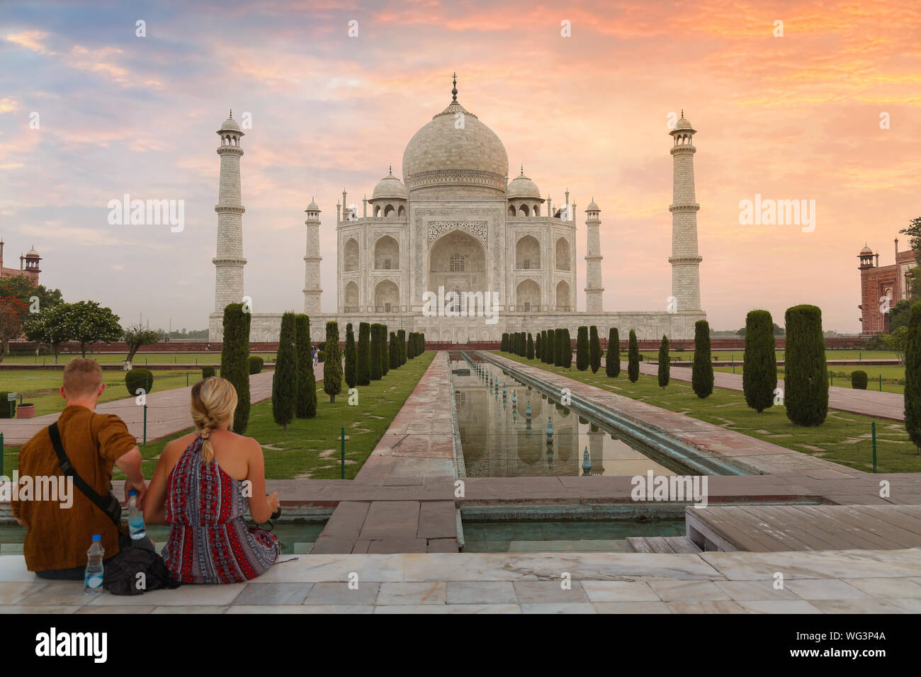 Couple at taj mahal hi-res stock photography and images - Alamy