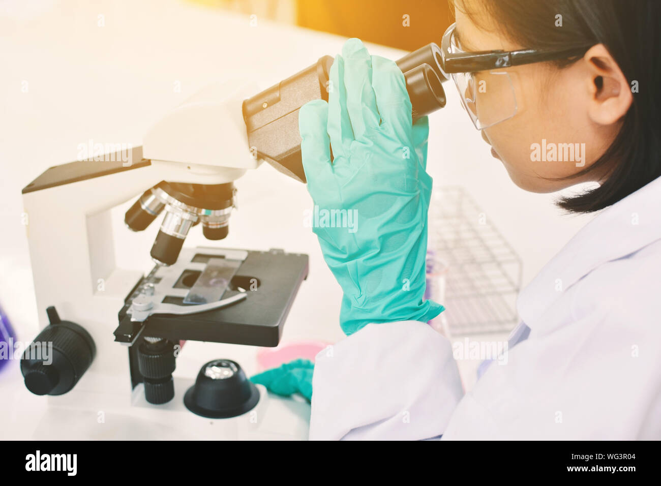 Person female microscope hi-res stock photography and images - Alamy