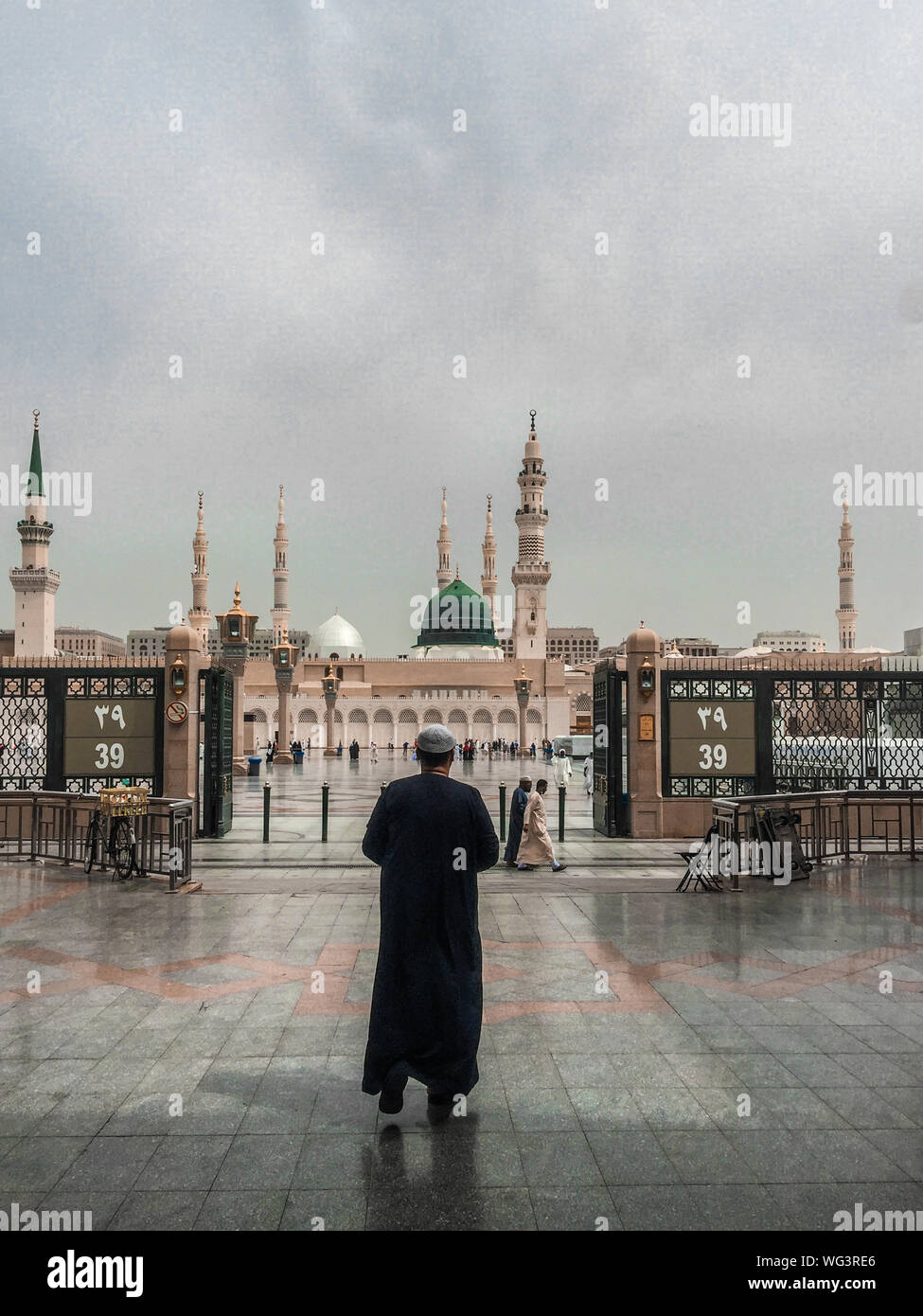 Dishdasha dress hi-res stock photography and images - Alamy