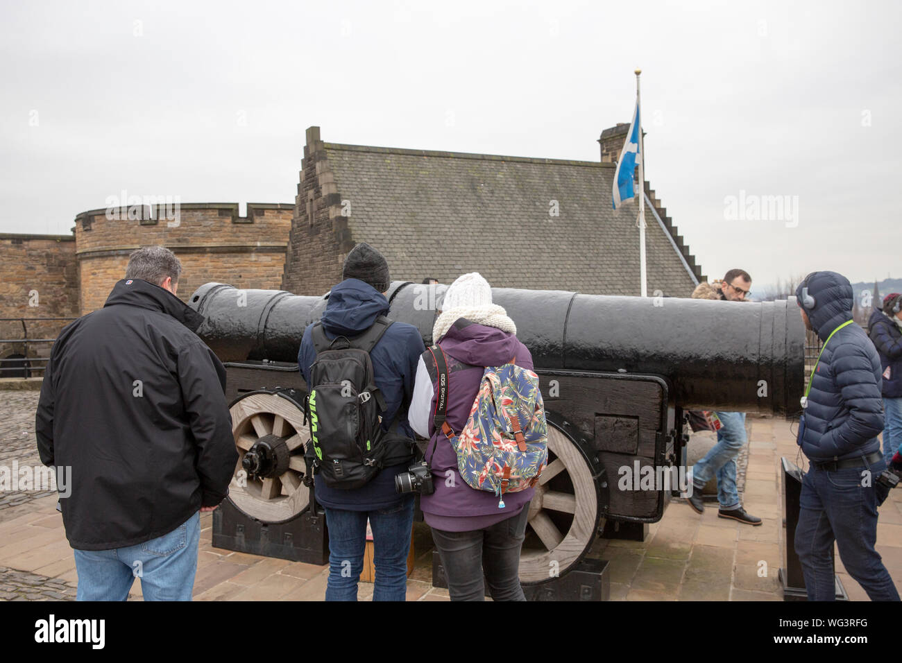 Scottish flag edinburgh castle hi-res stock photography and images - Alamy