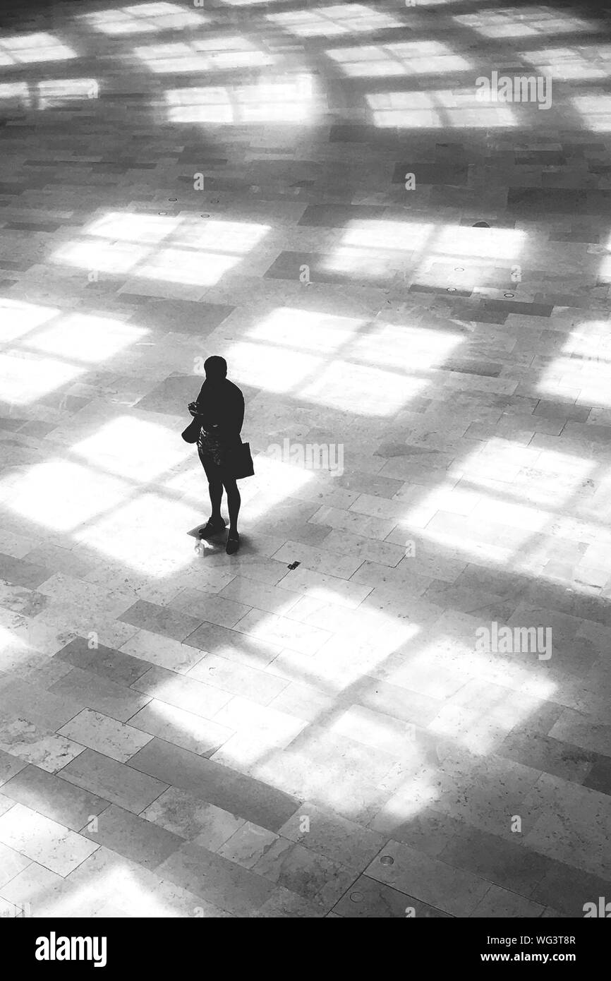 Person falling building hi-res stock photography and images - Alamy