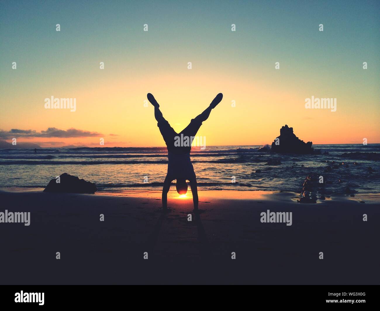 Hand stand hi-res stock photography and images - Alamy