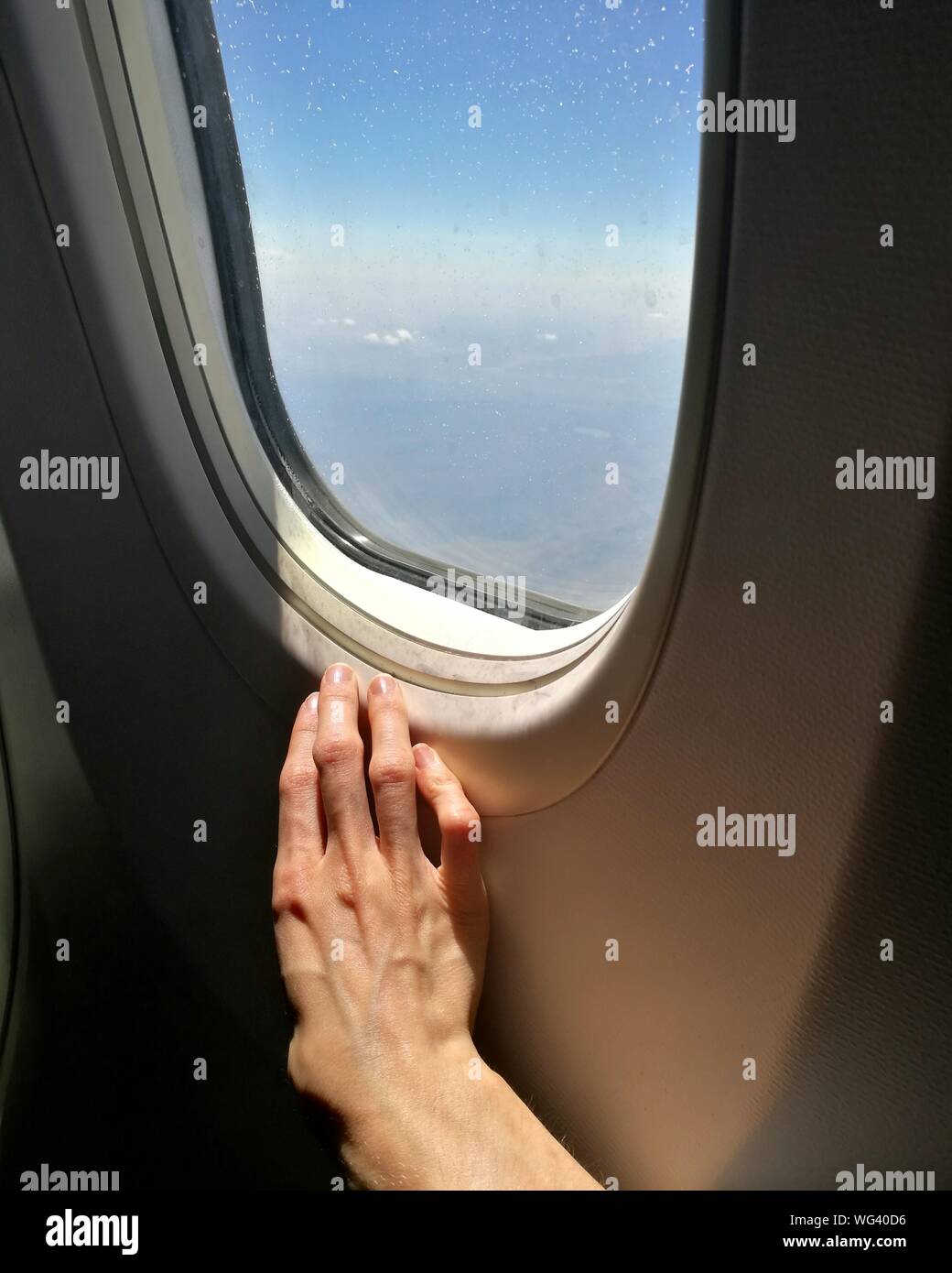 Human hand on airplane window hi-res stock photography and images - Alamy