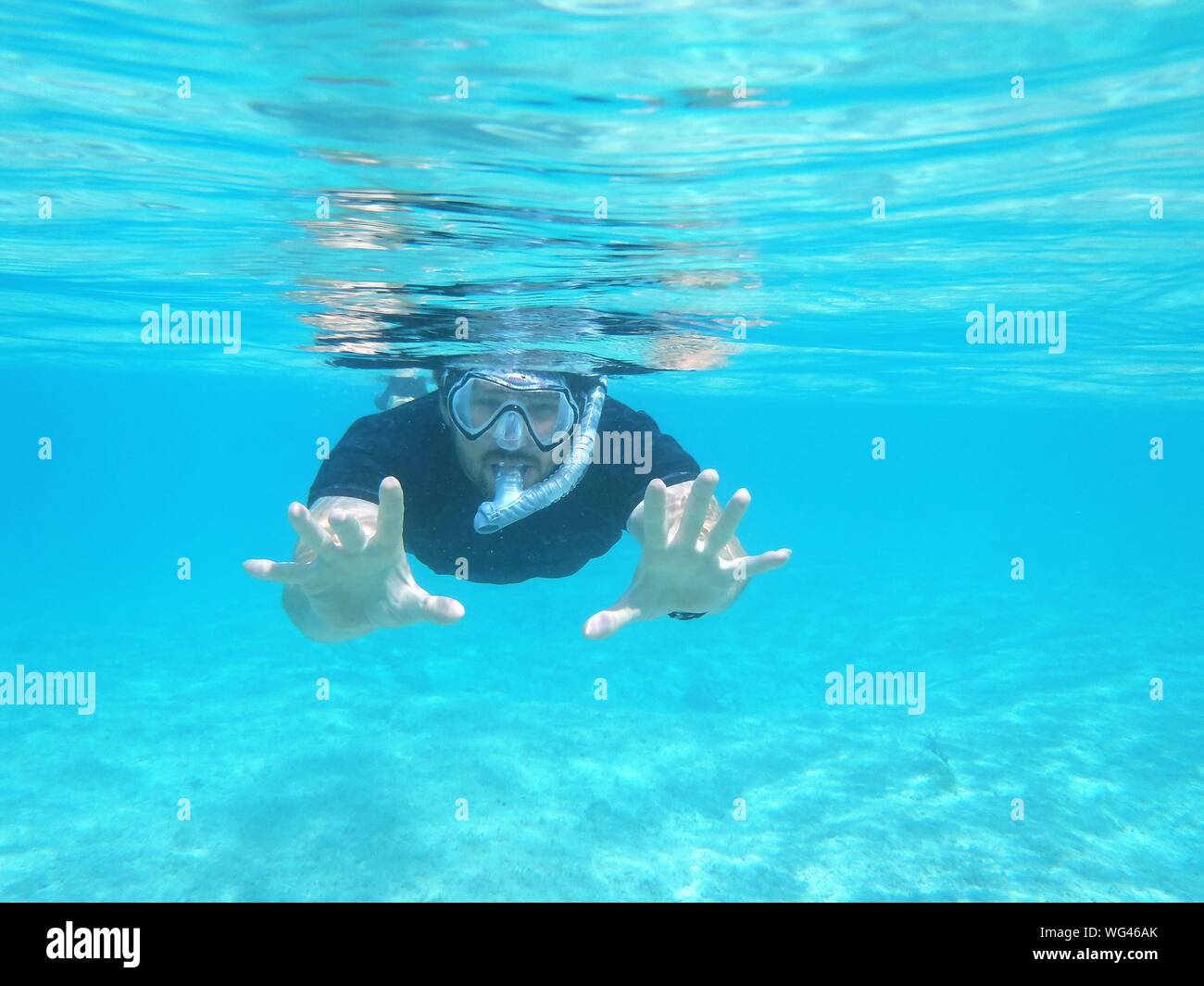 Man snorkeling underwater hi-res stock photography and images - Alamy