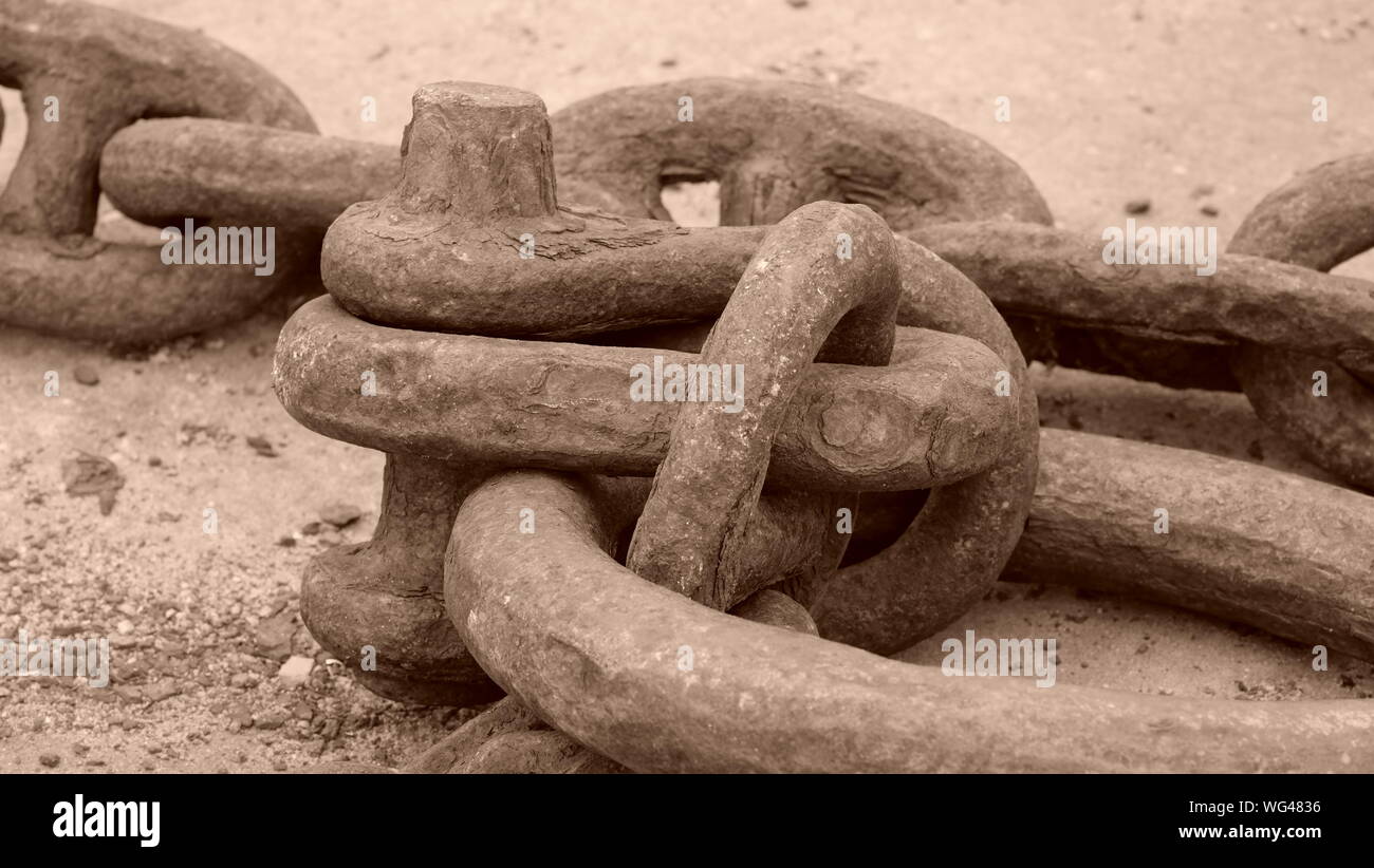 Heavy weathered chains hi-res stock photography and images - Alamy