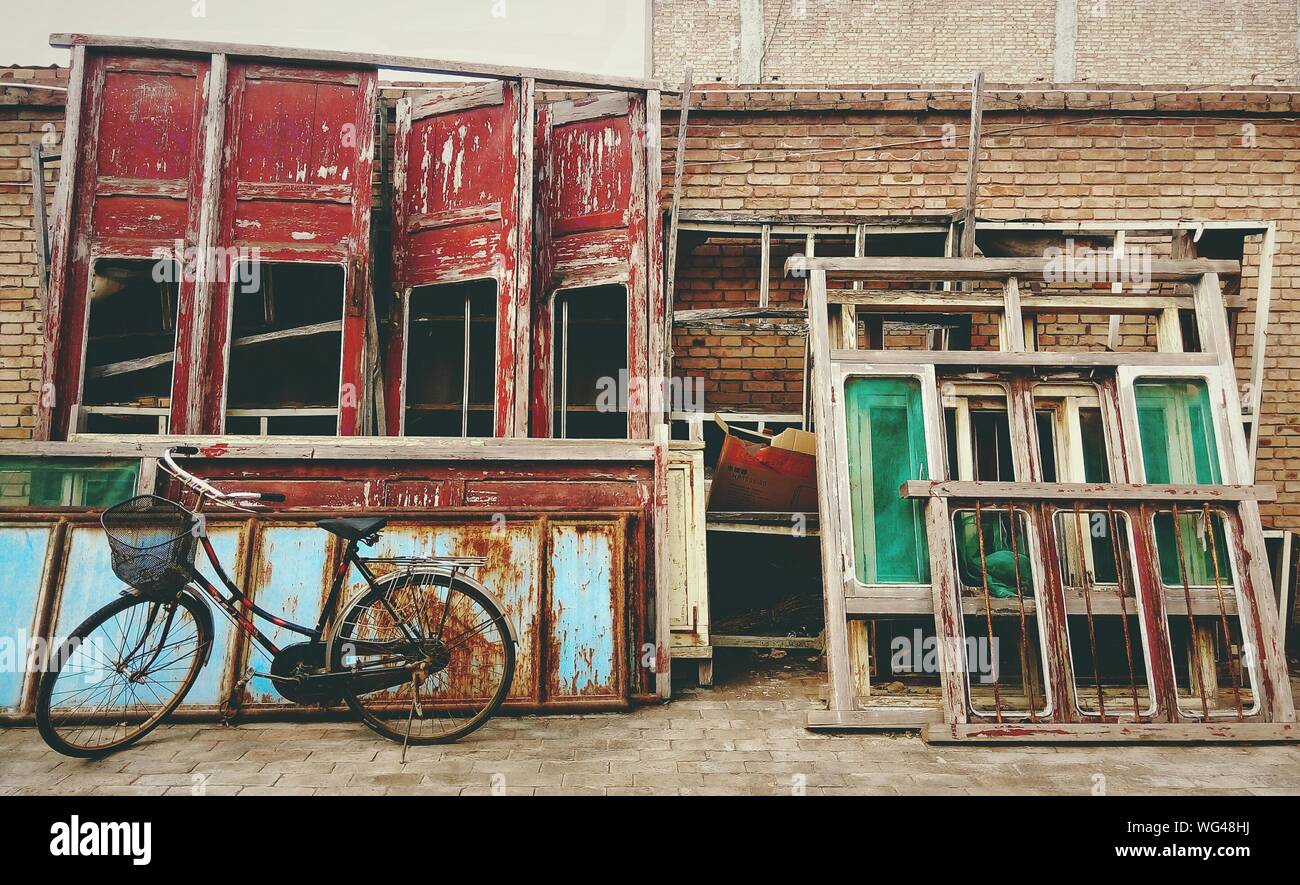 Graffiti On Abandoned Building High Resolution Stock Photography and ...