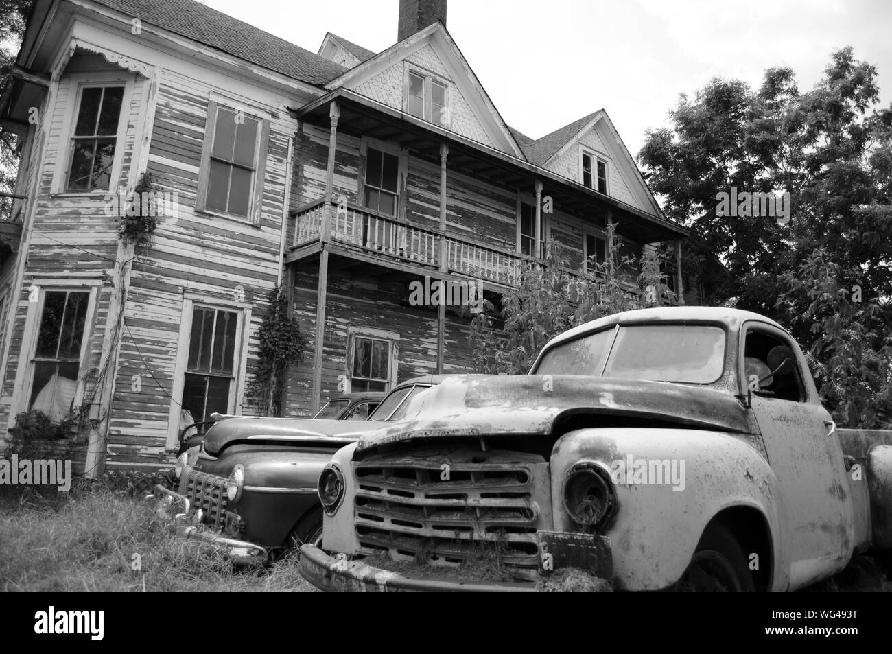 Abandoned house with cars hi-res stock photography and images - Alamy