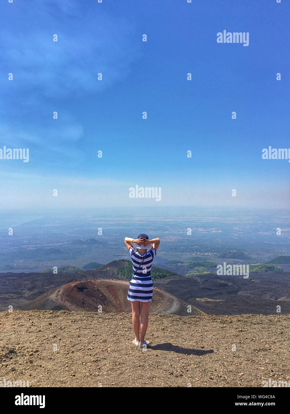 Woman view from behind hi-res stock photography and images - Alamy