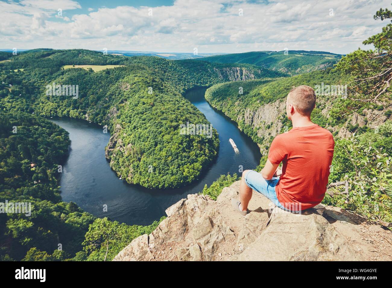 People sitting on cliff top hi-res stock photography and images - Alamy