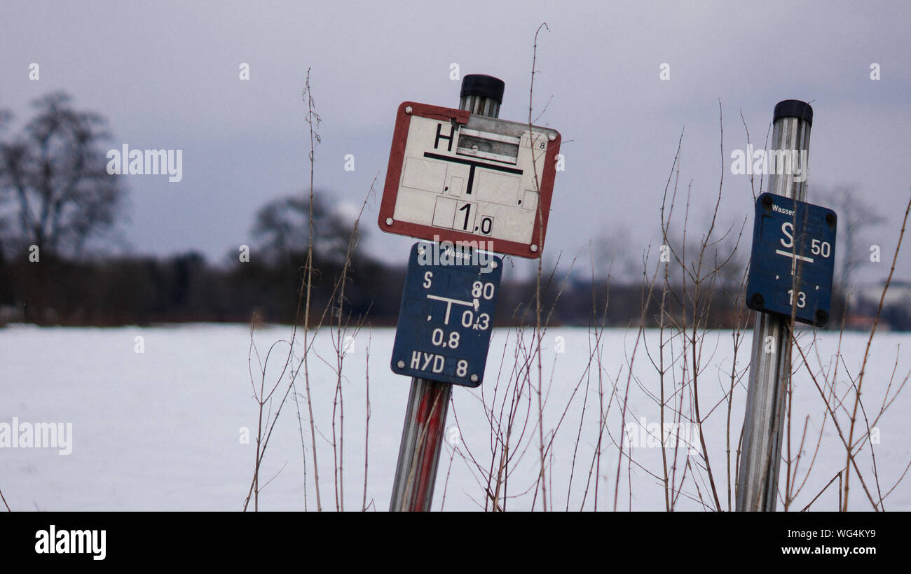 Signs of winter hi-res stock photography and images - Alamy